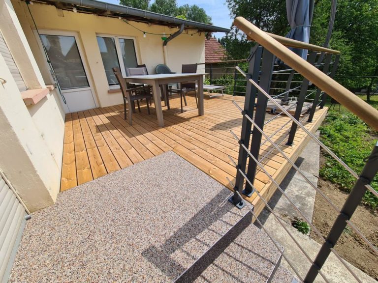 Terrasse autoportante en bois Thermopin avec garde corps Steeline ...