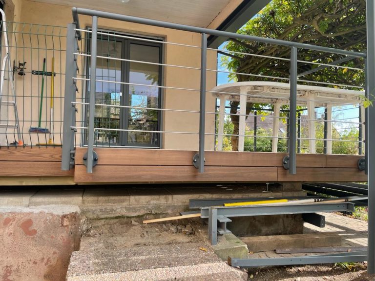 Terrasse autoportante en grès cérame DEX et garde corps Inoline ...