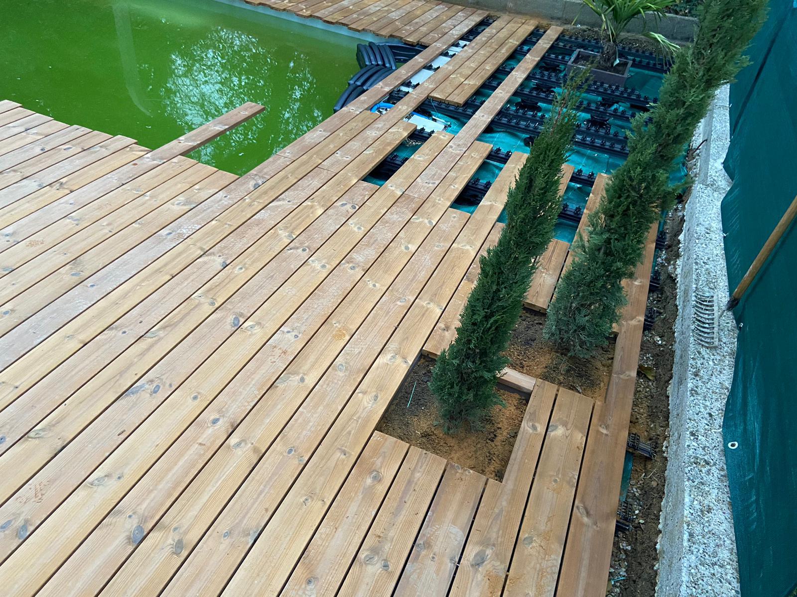 Terrasse en bois Thermopin avec escalier et habillage des murets ...