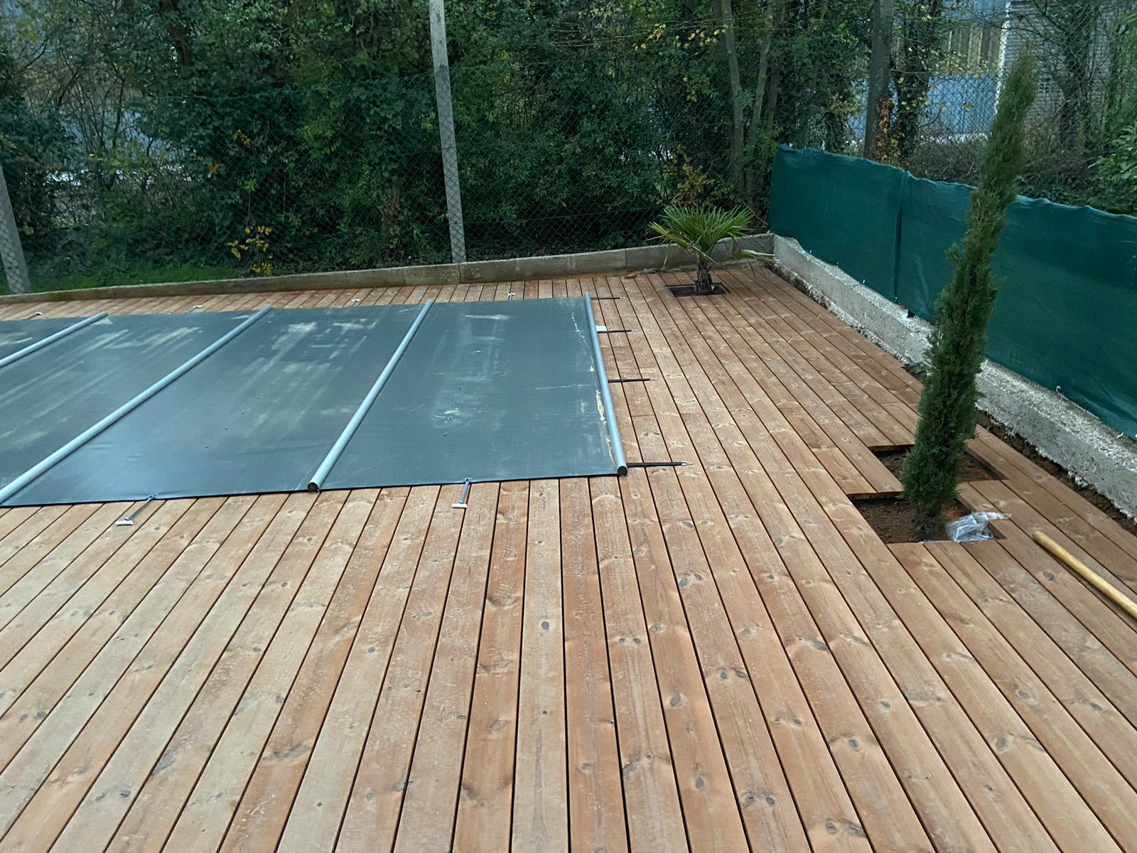 Terrasse en bois Thermopin avec escalier et habillage des murets ...