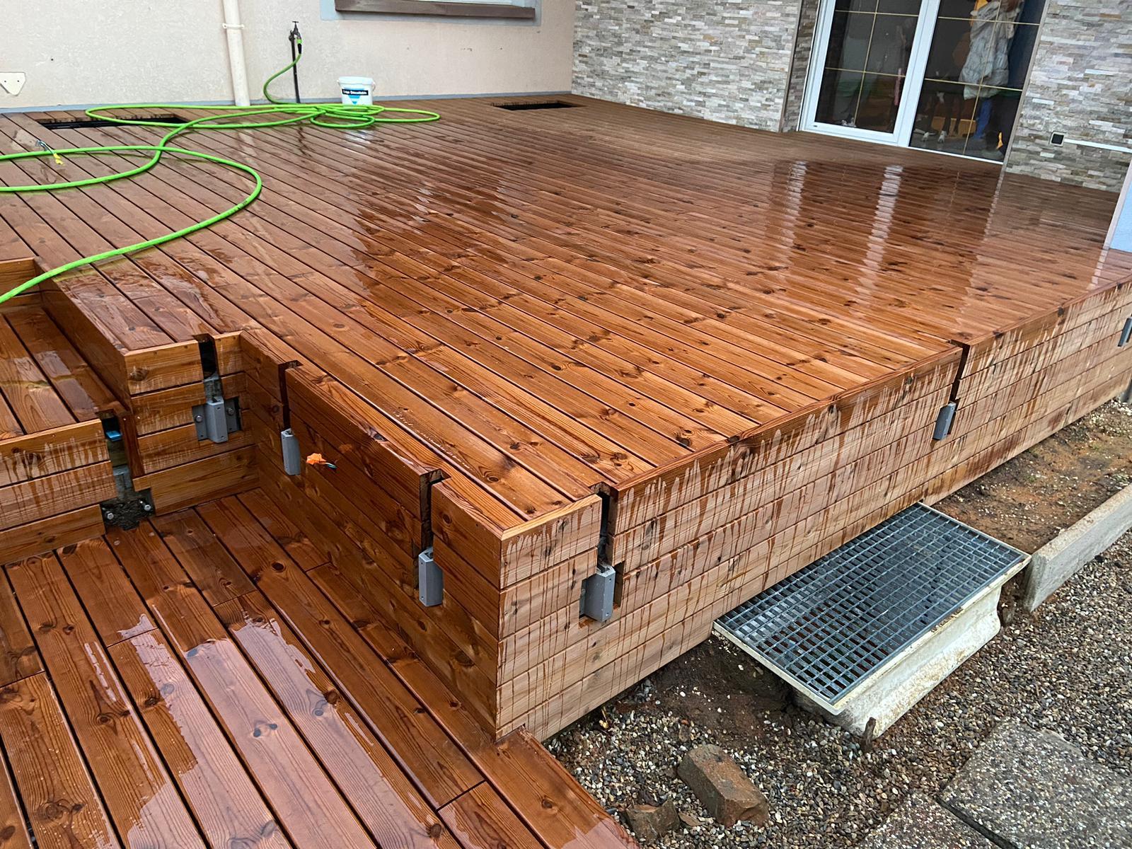 Terrasse en bois Thermopin avec escalier et habillage des murets ...