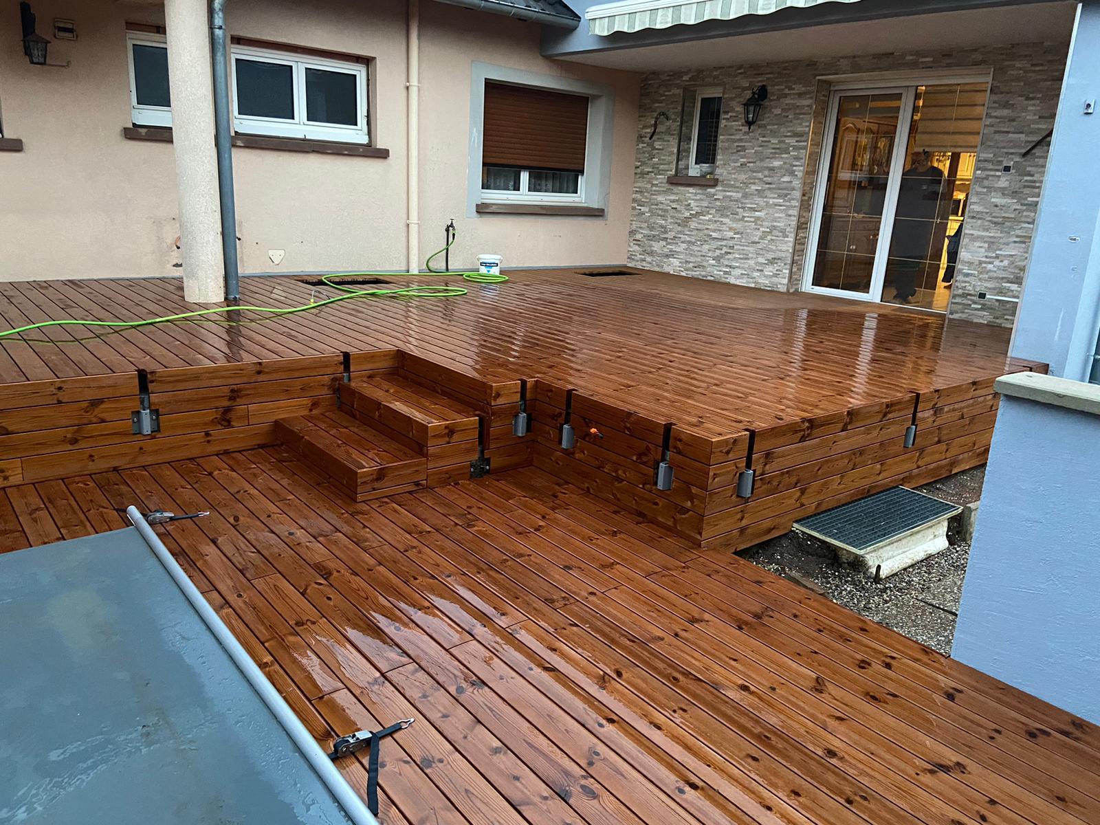 Terrasse en bois Thermopin avec escalier et habillage des murets ...