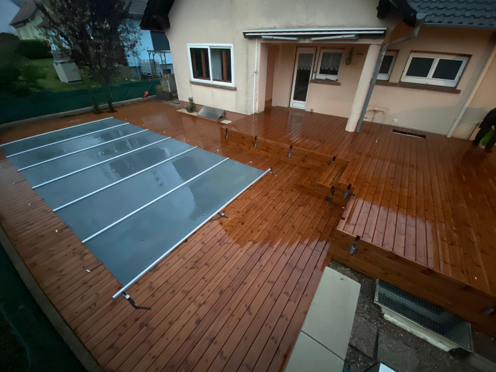 Terrasse en bois Thermopin avec escalier et habillage des murets ...